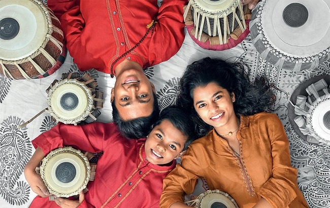 22 साल की उम्र मे ही करोड़ों की मालकिन है मैथली ठाकुर, जाने एक स्टेज शो ...